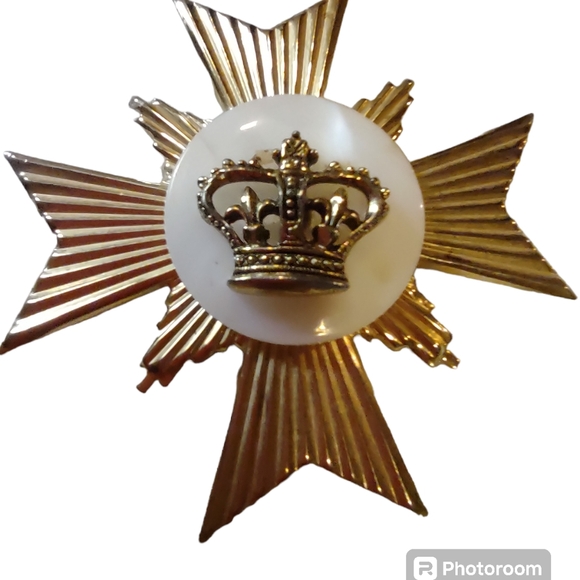 Vintage | Jewelry | Vintage Crown Crest Brooch | Poshmark